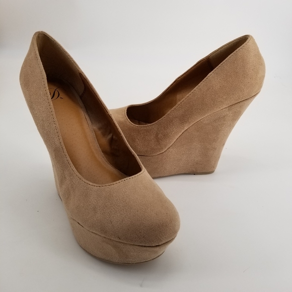 Diva | Shoes | Diva Beige Tan Faux Suede Platform Wedge Sz 7 | Poshmark